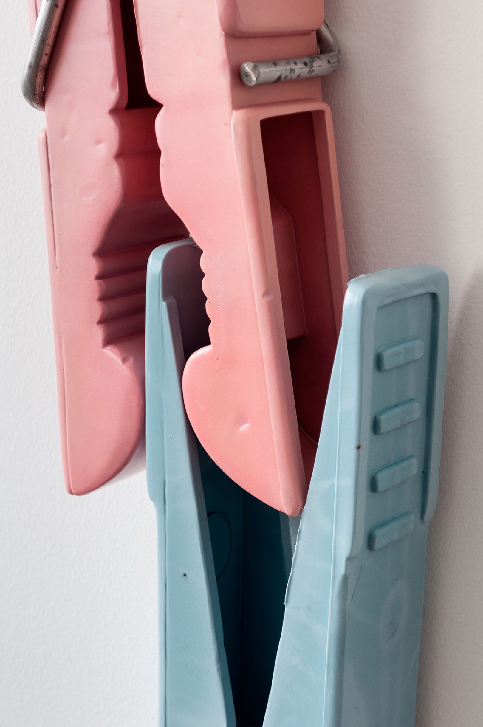 Macro: Giant hyperrealistic sculptures of everyday objects by Rómulo ...