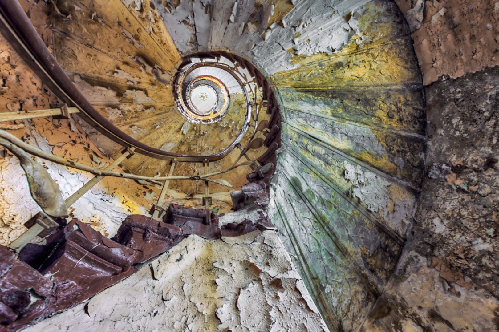 Abandoned Buildings: Photographer shows us a glimpse of the end of the ...