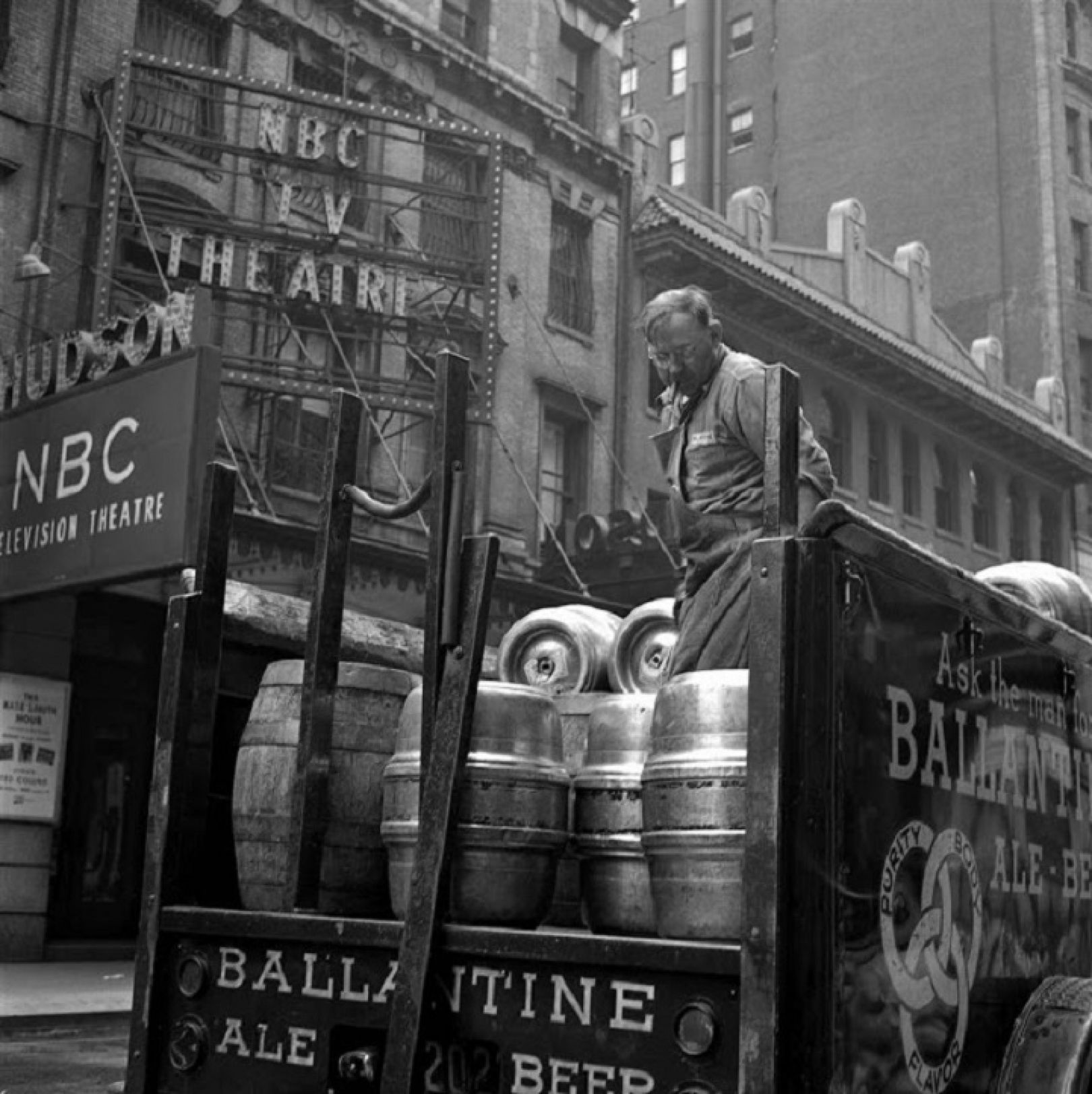 Photographs of everyday life in 1950s New York City discovered in an ...