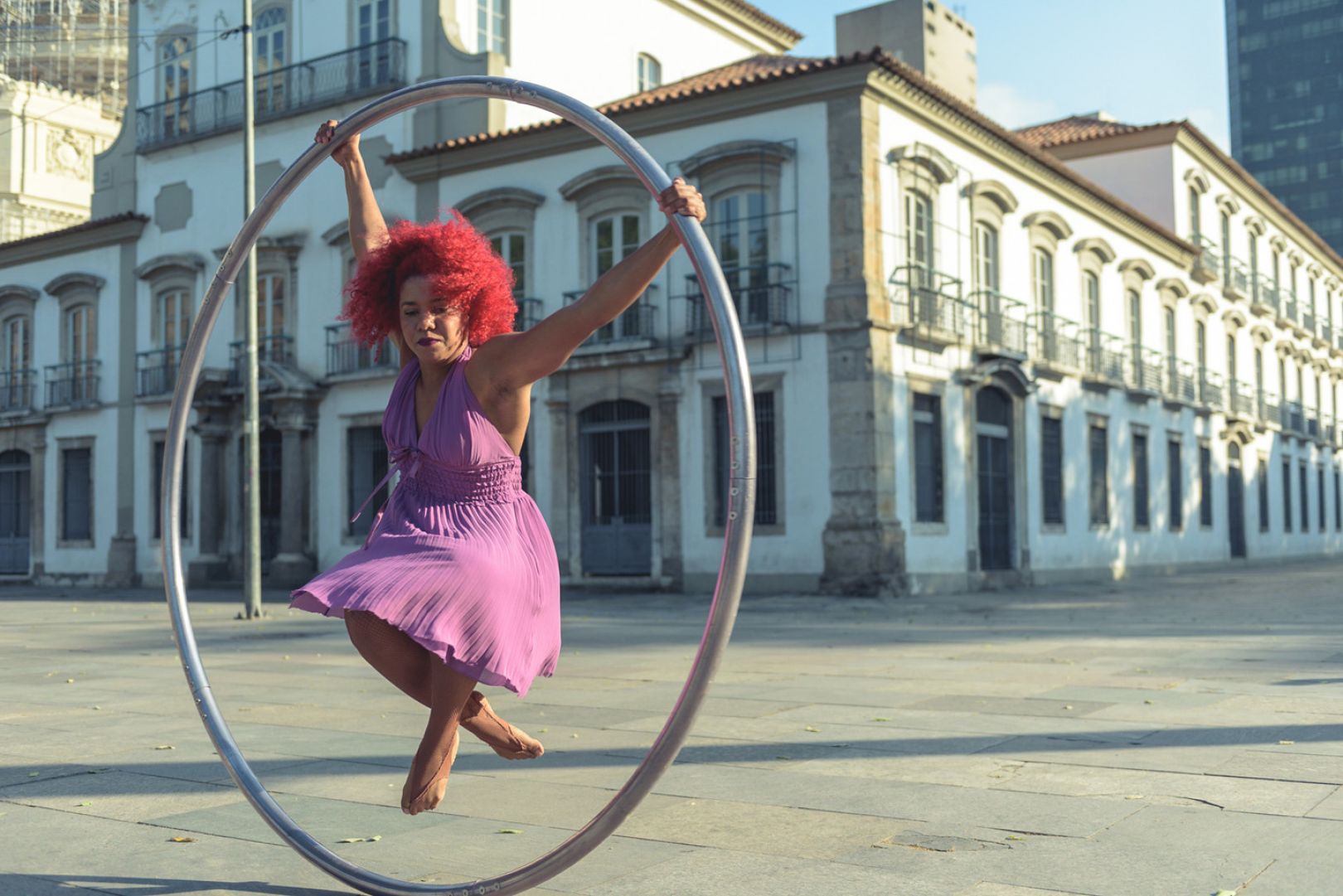 Circus photographer captures artists performing on the streets of ...