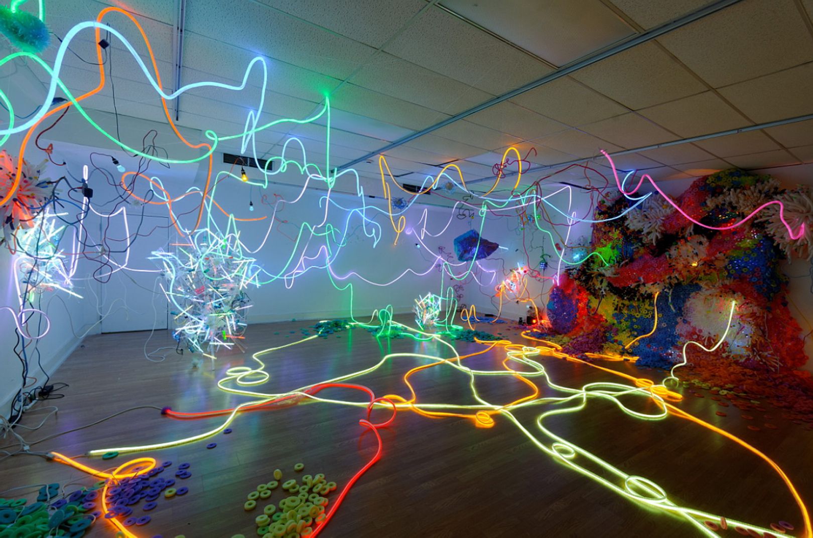 Bright and chaotic light sculptures and art installations by Adela ...