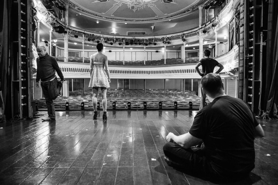 Curtain Call: Photographer spends a year backstage with the stars of ...