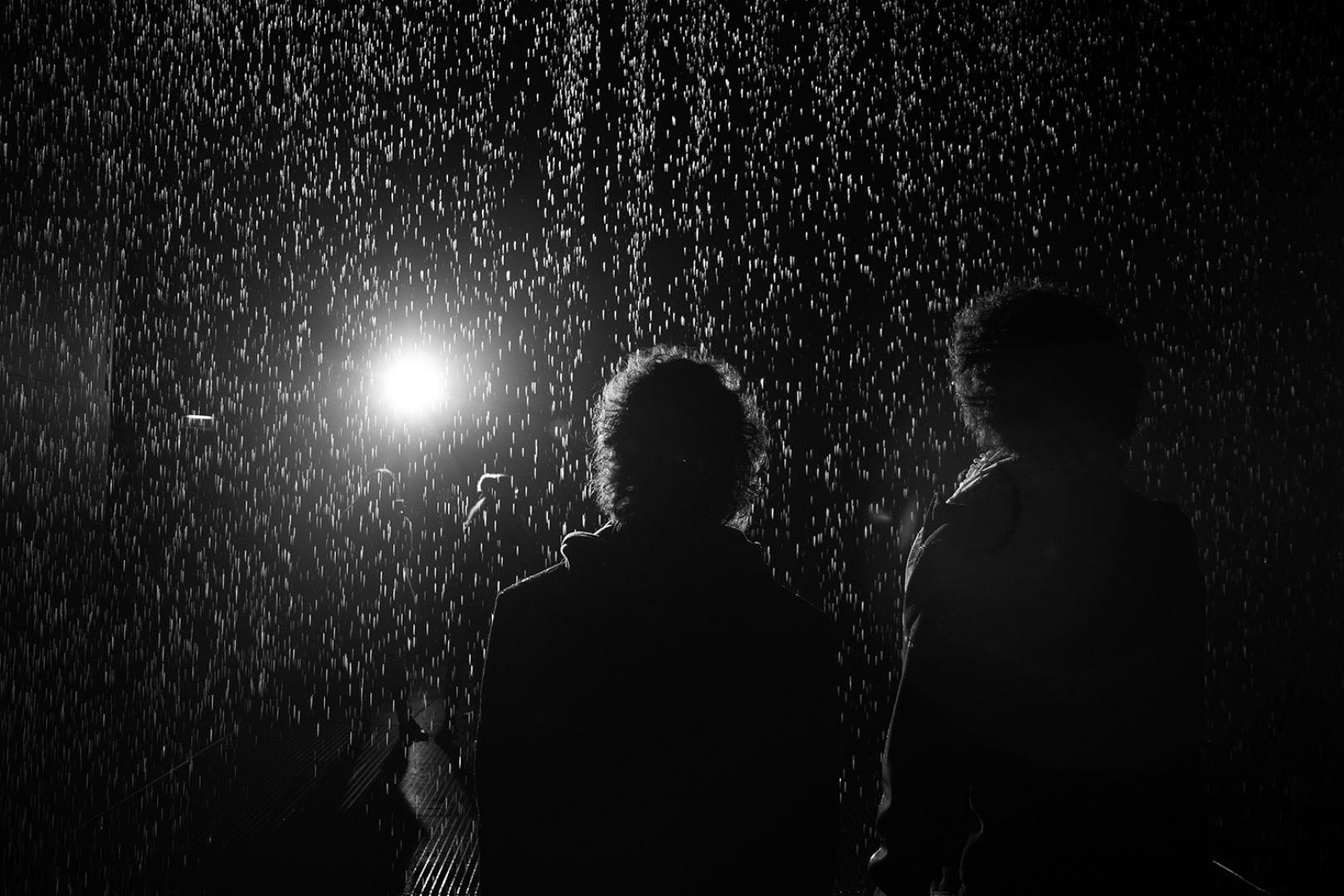 Photographer beautifully captures people enjoying a unique Rain Room ...