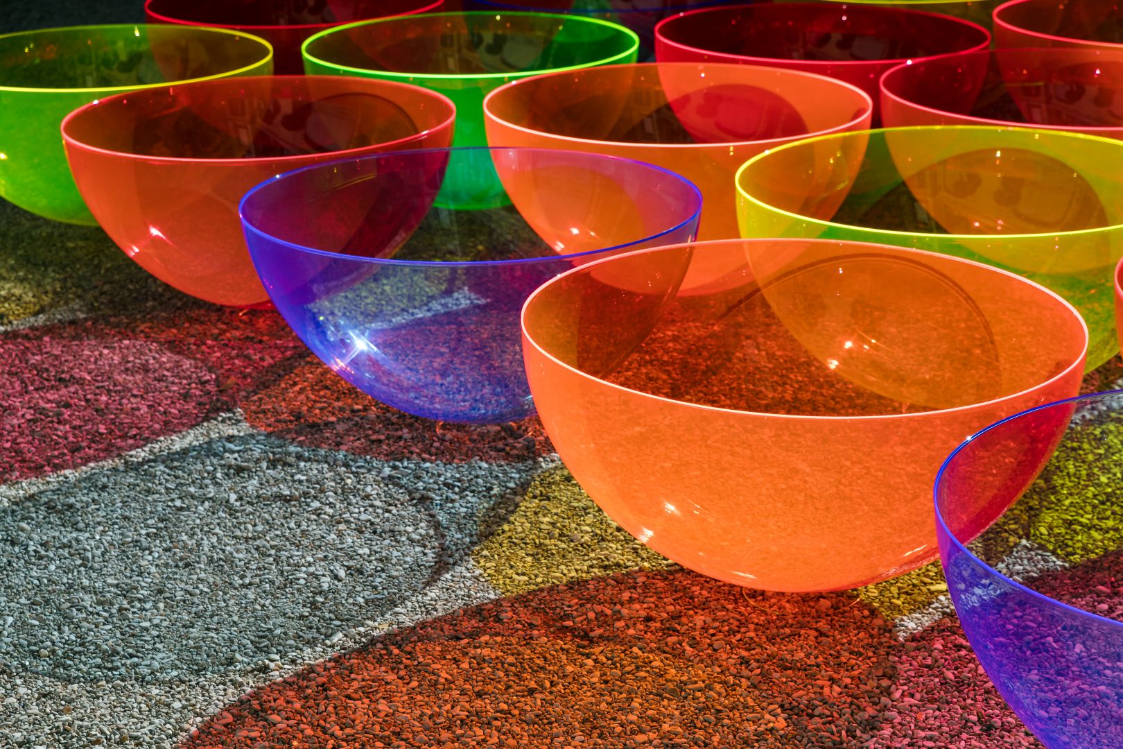 A rainbow of 169 luminous, fluorescent acrylic bowls by Liz West ...