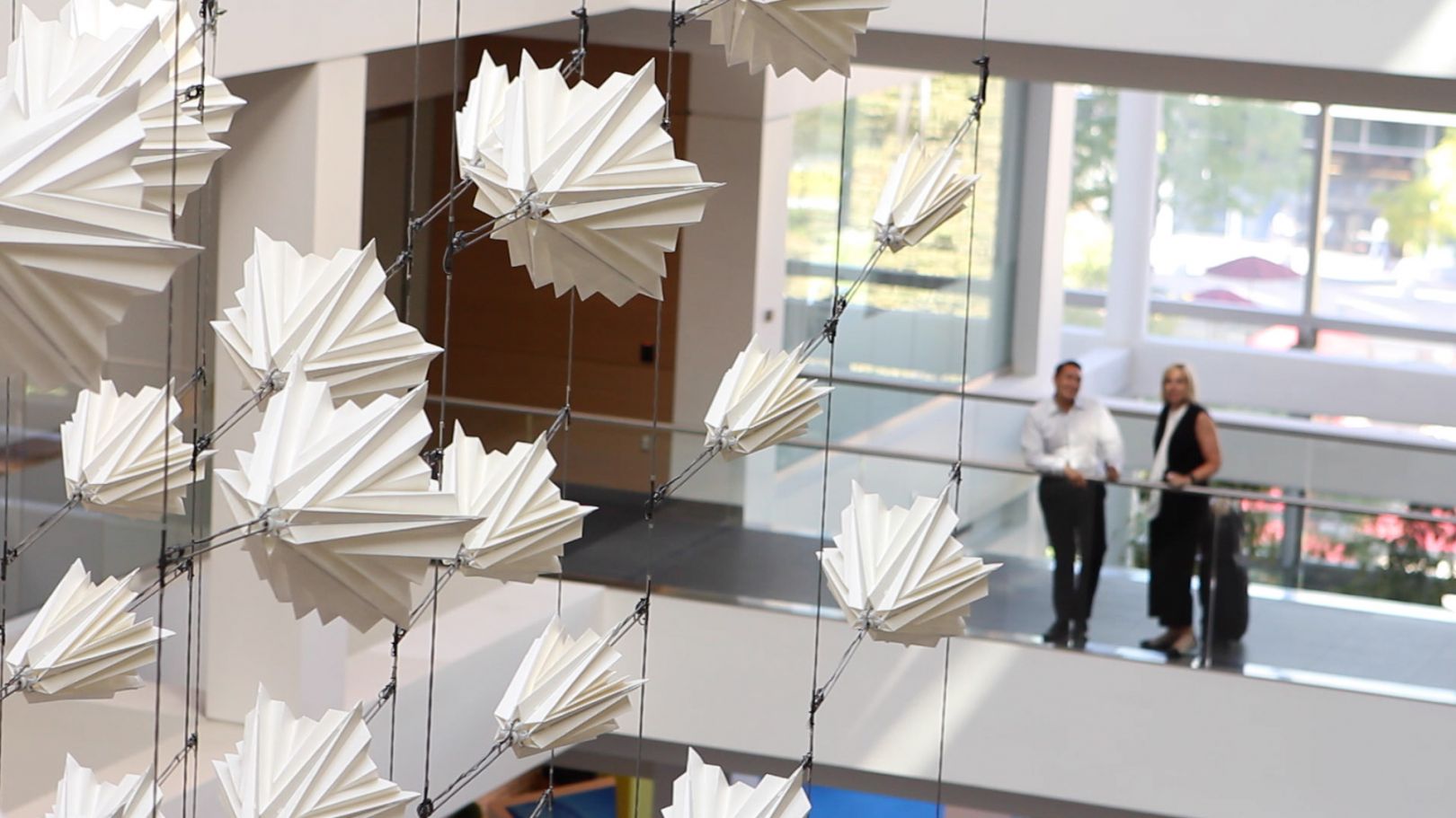 Mesmerising kinetic sculpture that mimics the movement of a flock of ...