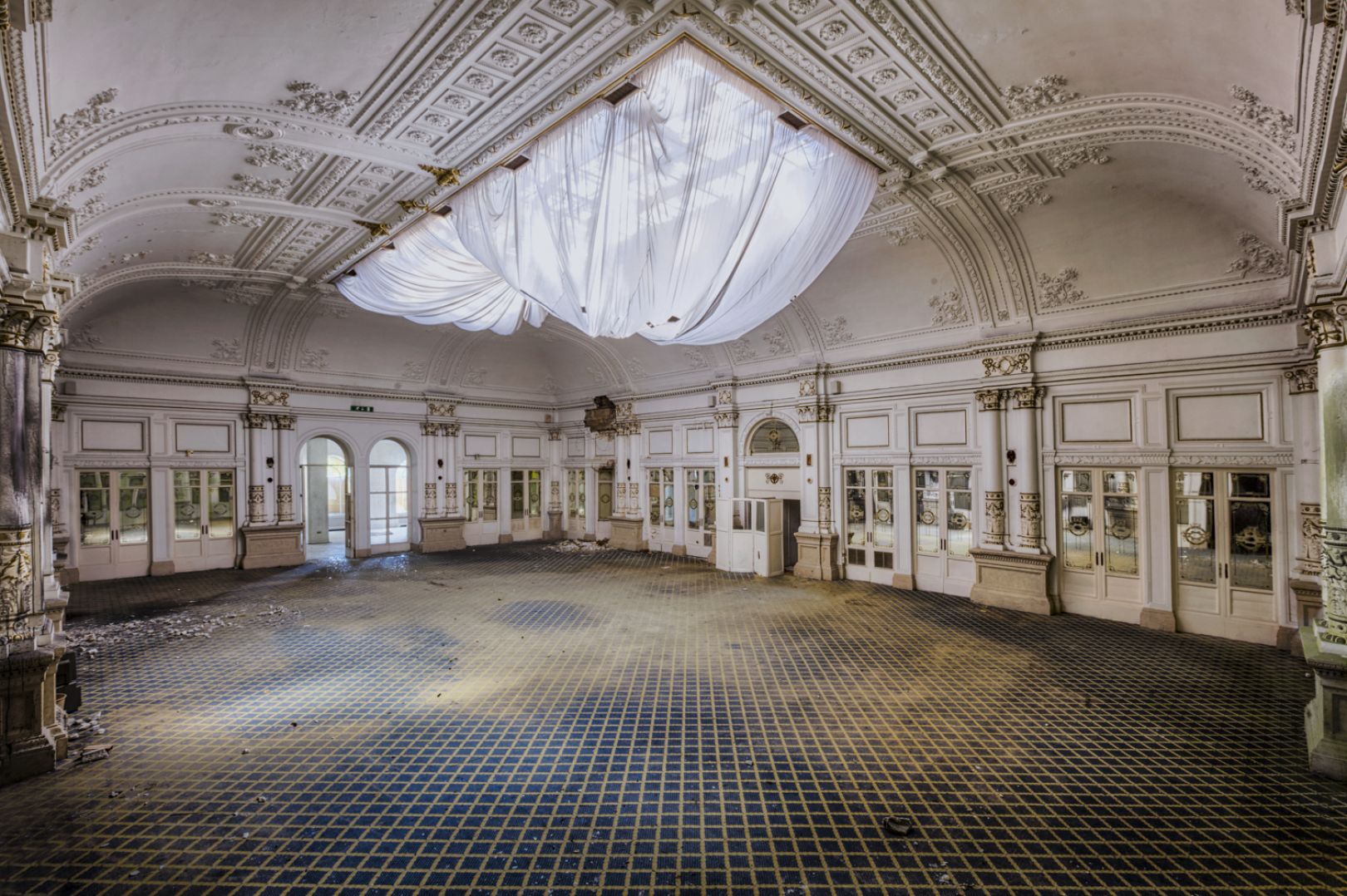 Abandoned Buildings: Photographer shows us a glimpse of the end of the ...