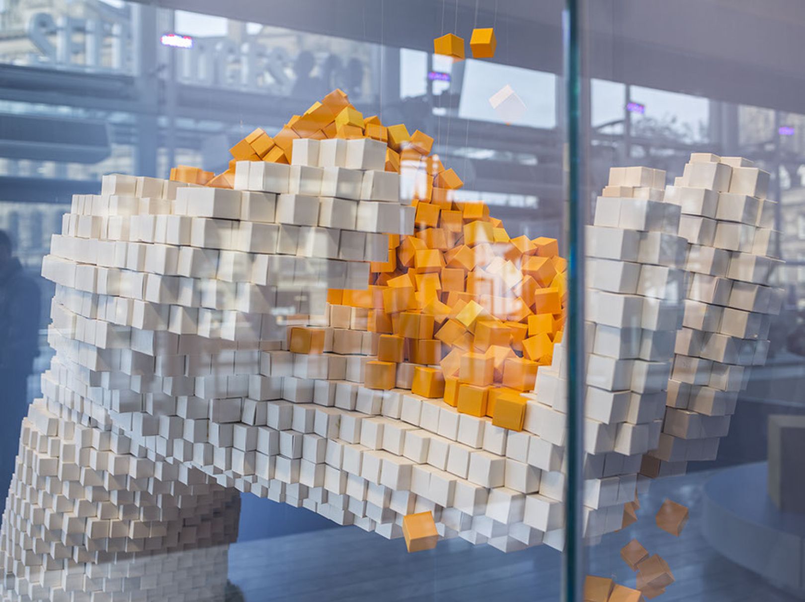 Giant 3D hand sculptures made entirely from 35,000 handmade paper cubes ...