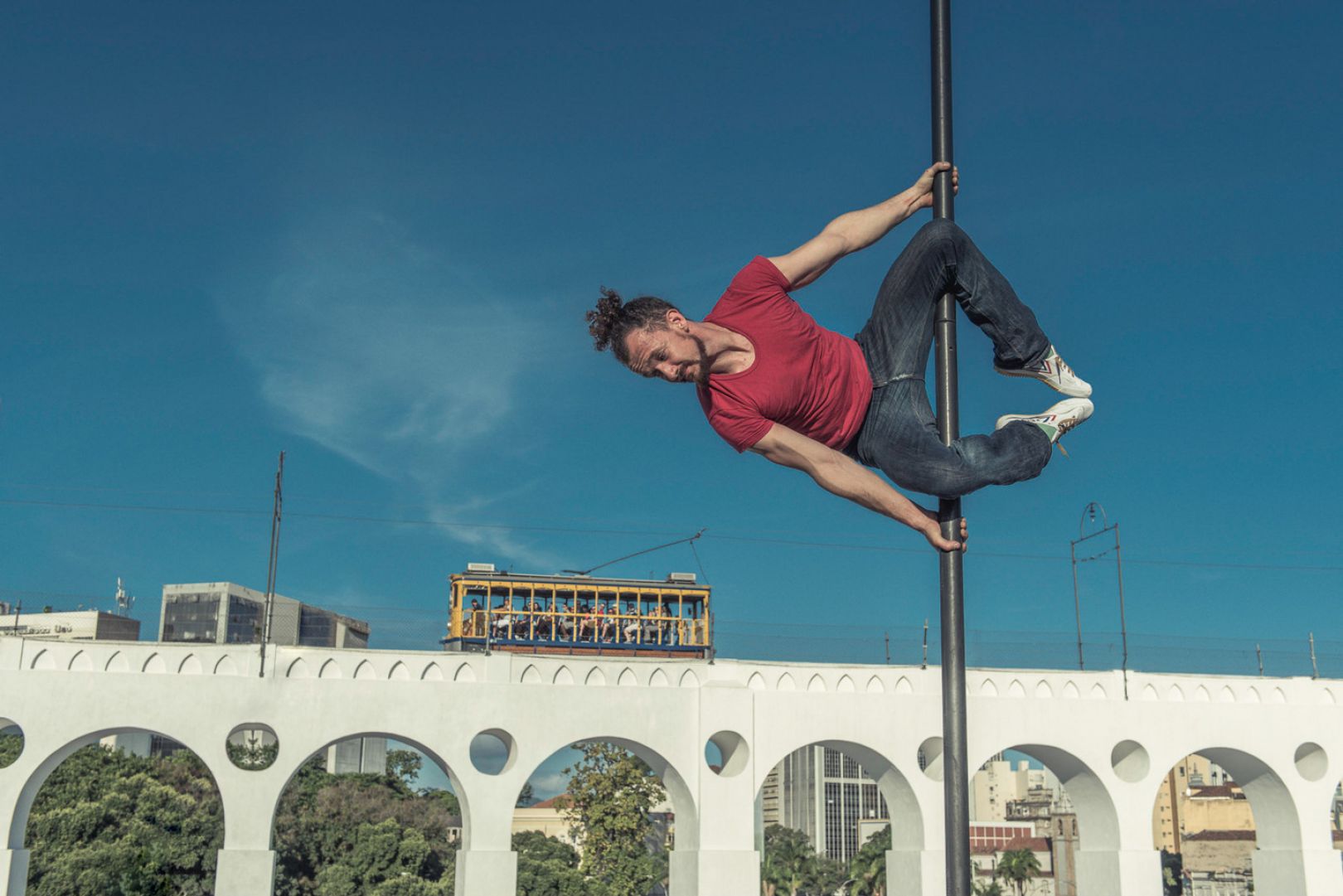 Circus photographer captures artists performing on the streets of ...