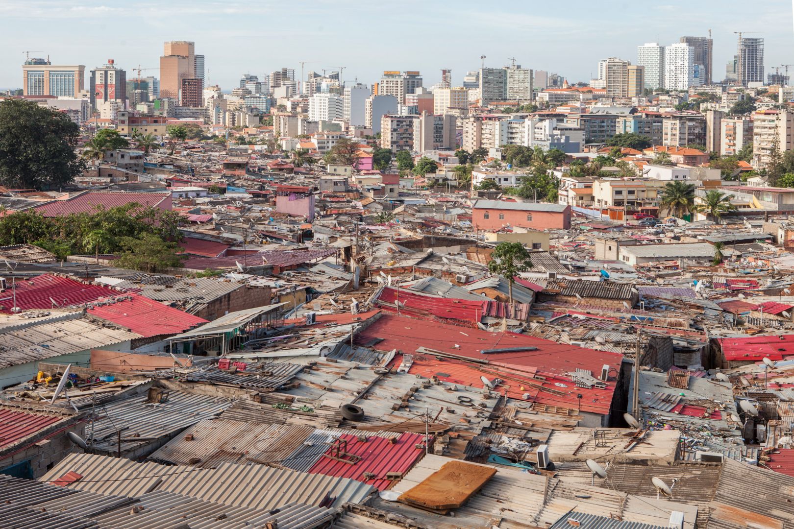 Matteo de Mayda captures the changing face of Angola, and the divide ...