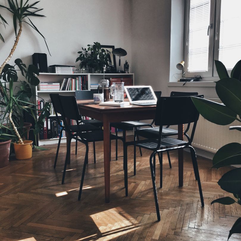 An intriguing peek inside Monika Kanokova's home office and mobile work ...