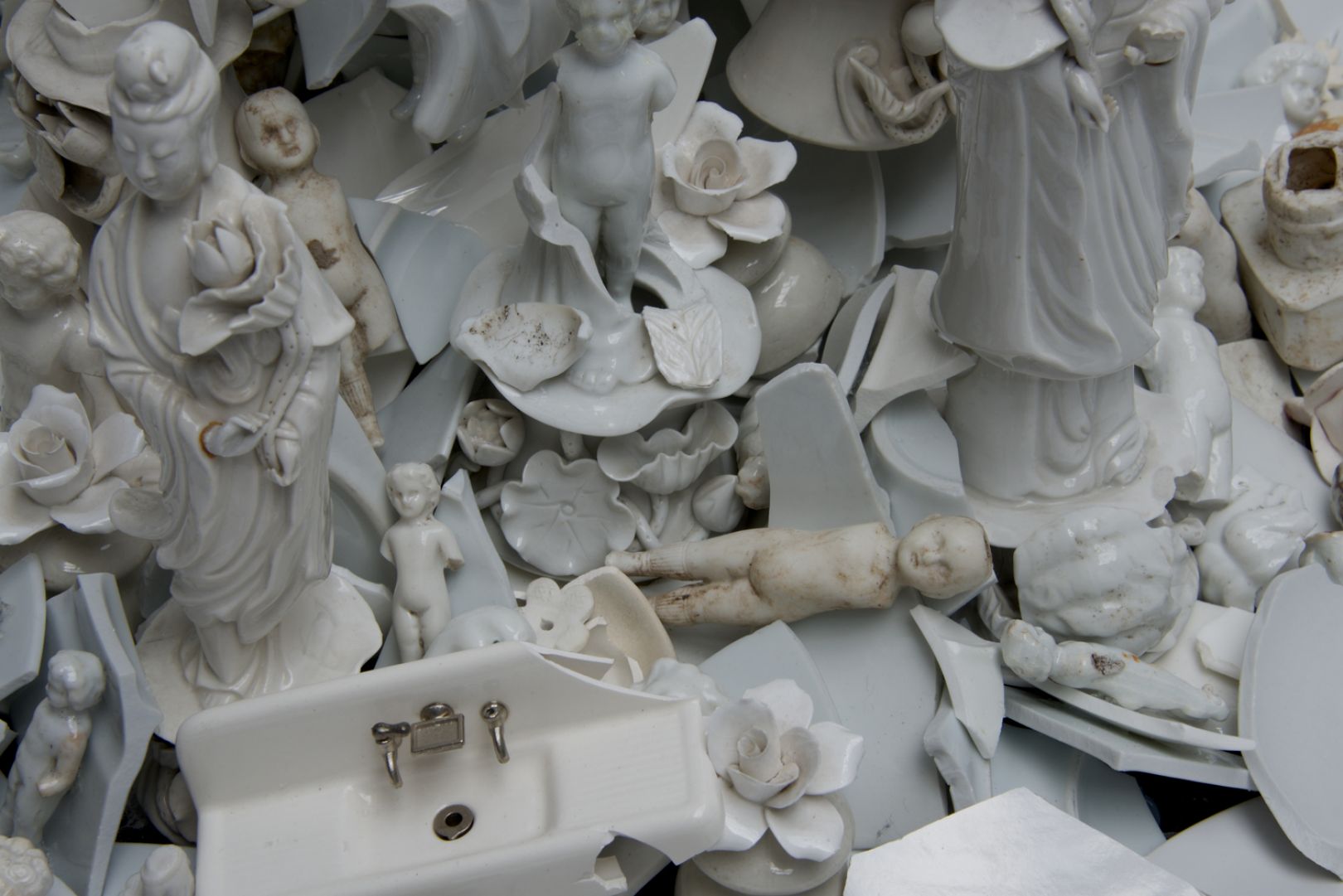War & Pieces: Sculpture of thousands of fragments of porcelain depict a ...