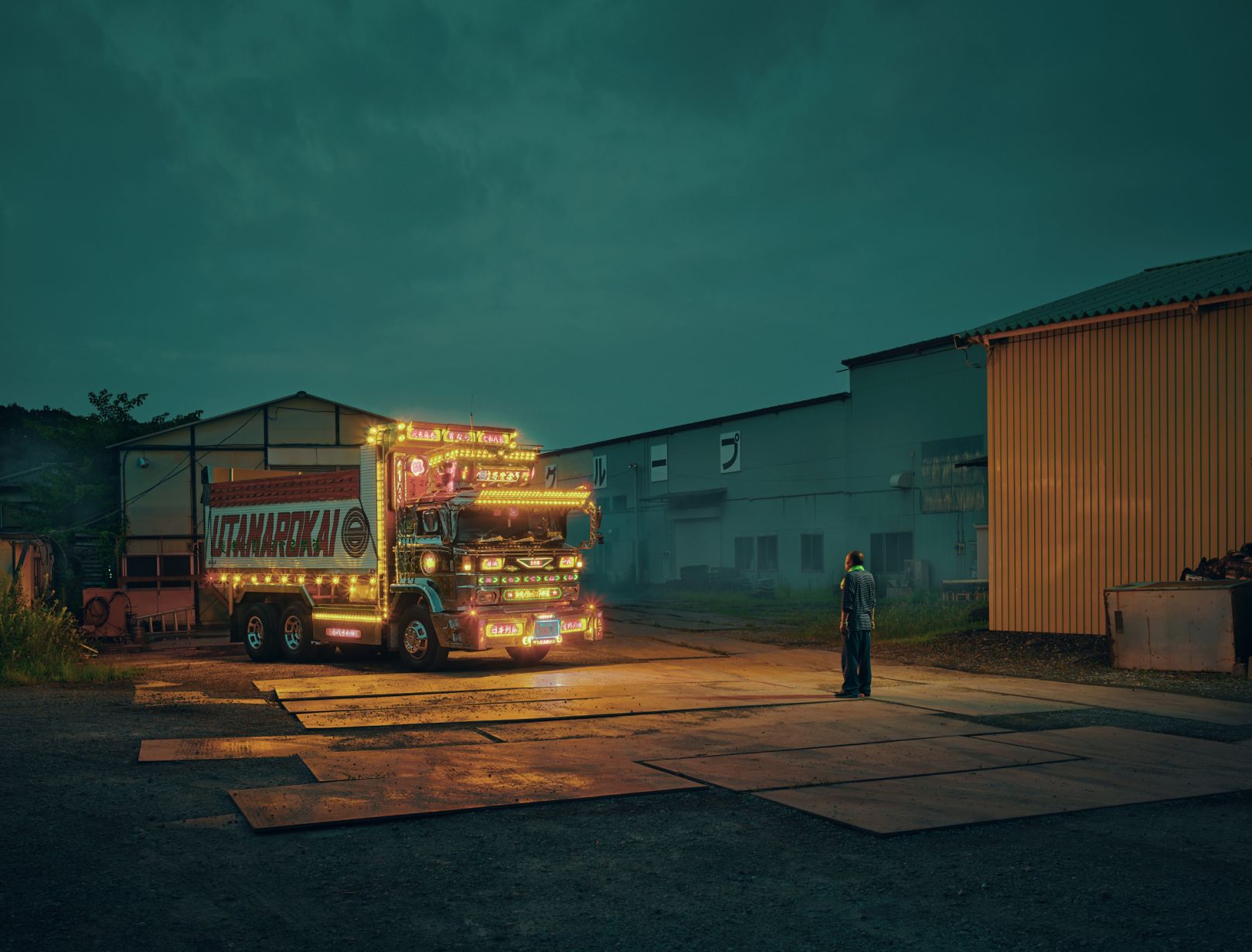 Dekotora: Photographer highlights 'decorated truck' culture in Japan ...