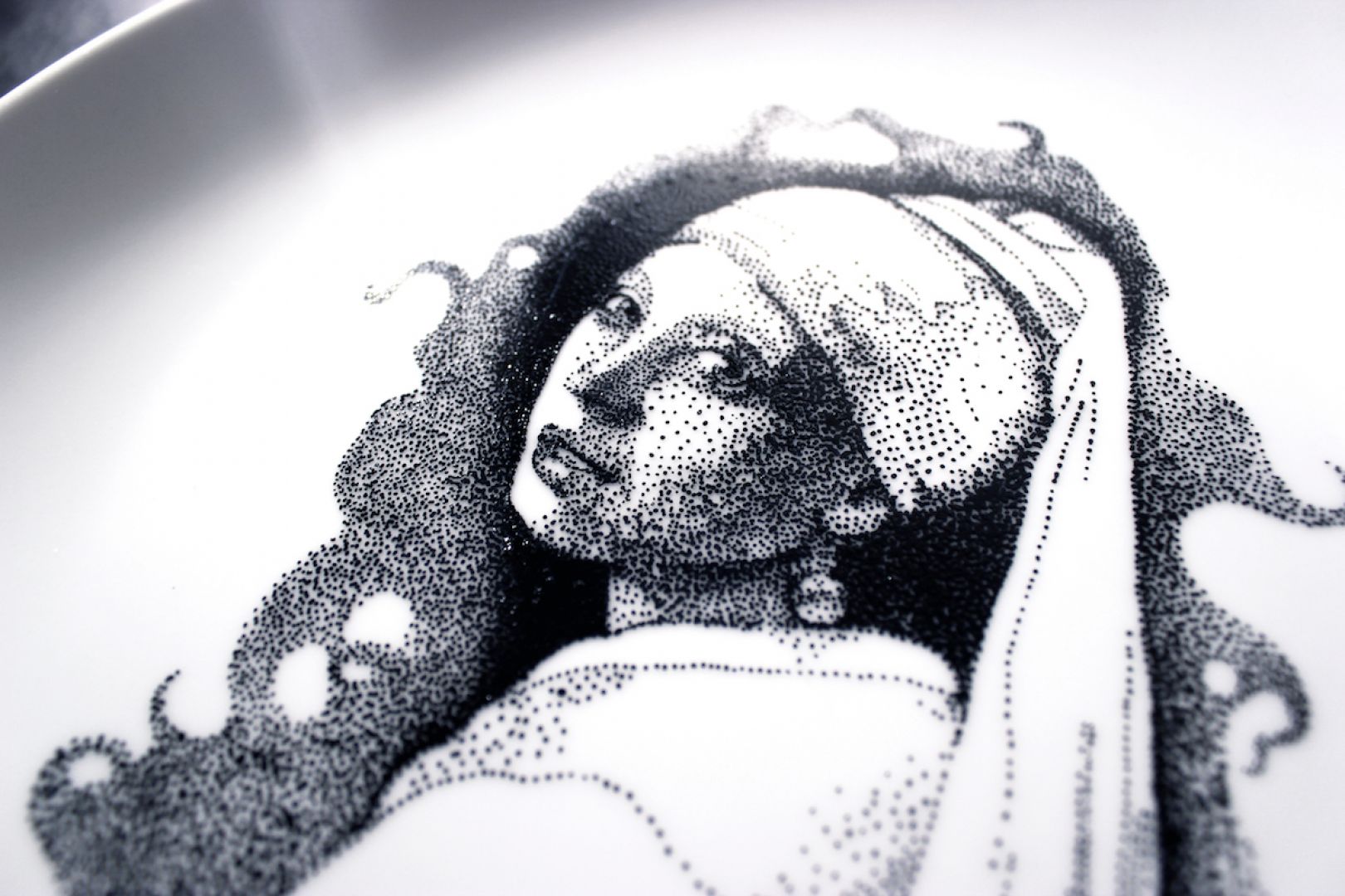 Porcelain plates display incredibly detailed portraits by art's ...