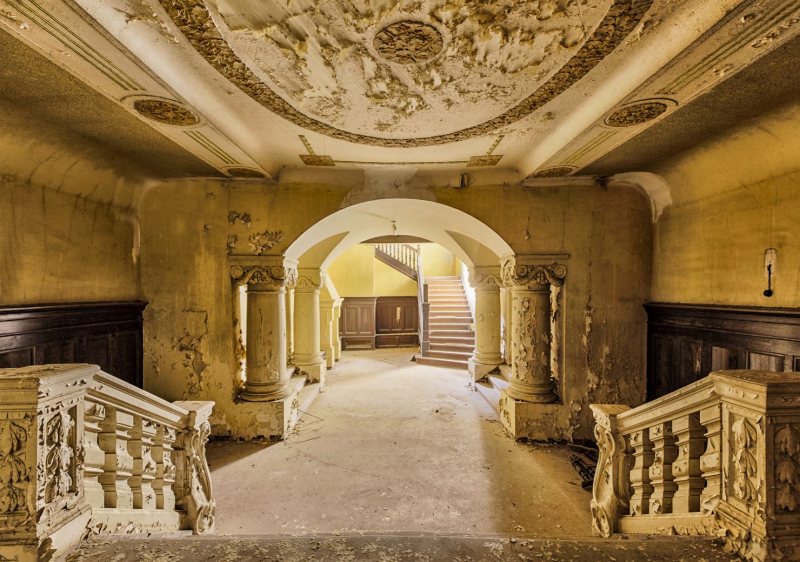 Abandoned Buildings: Photographer shows us a glimpse of the end of the ...