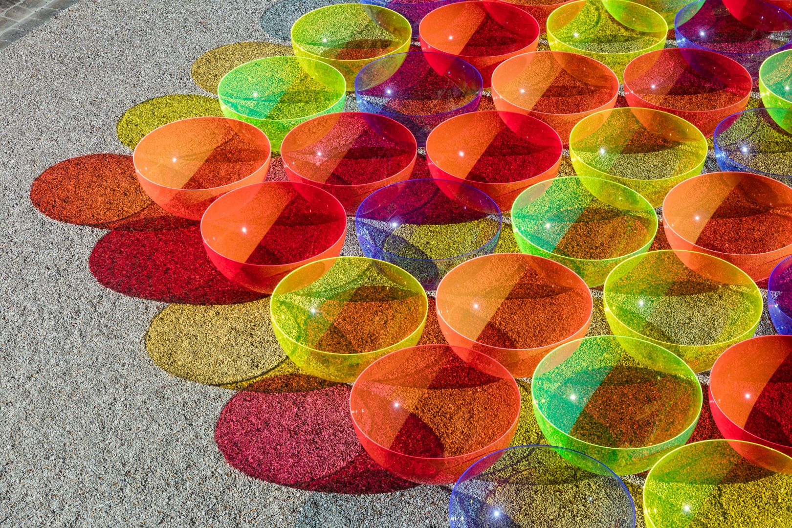 A rainbow of 169 luminous, fluorescent acrylic bowls by Liz West ...