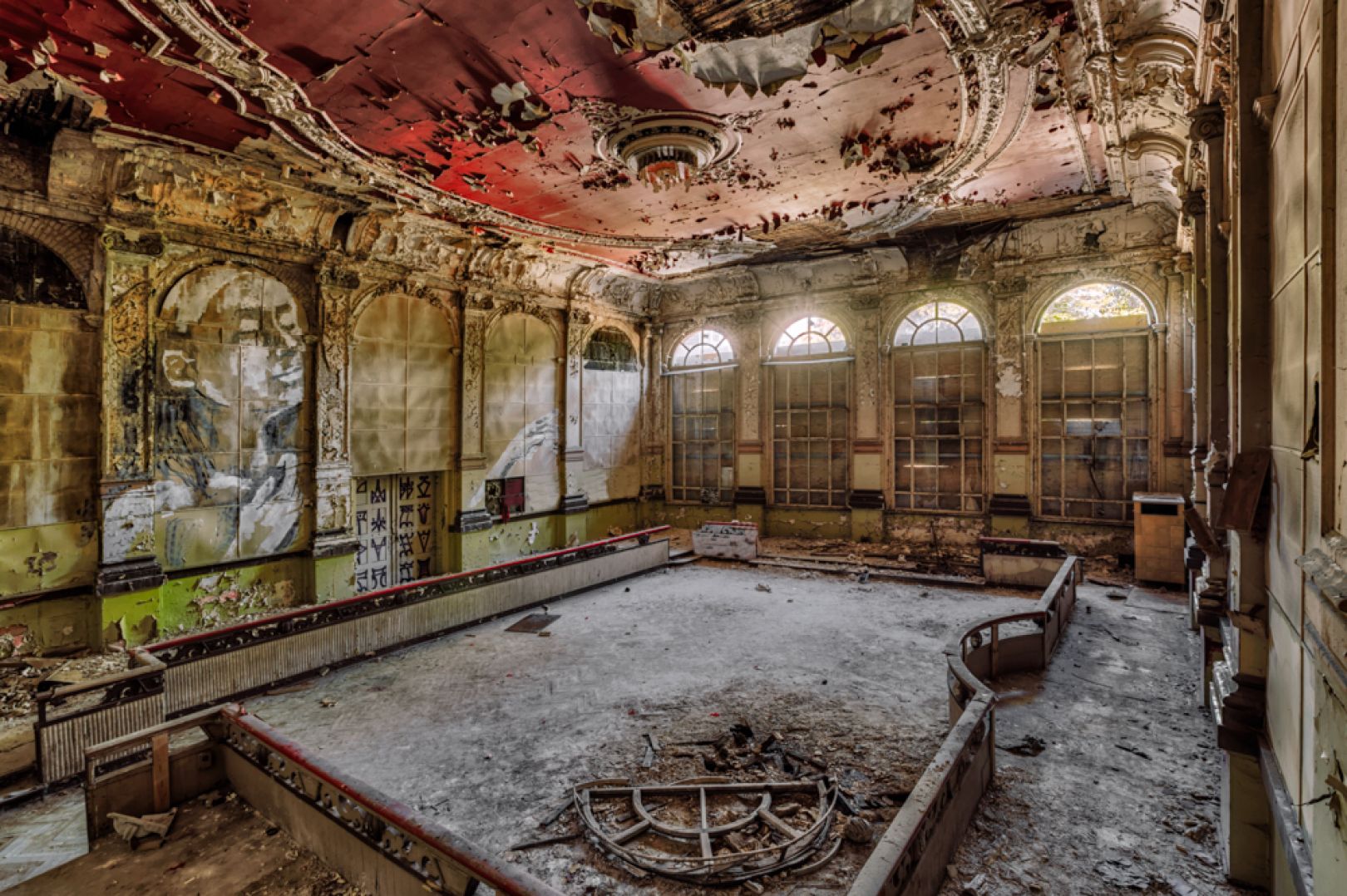 Abandoned Buildings: Photographer shows us a glimpse of the end of the ...